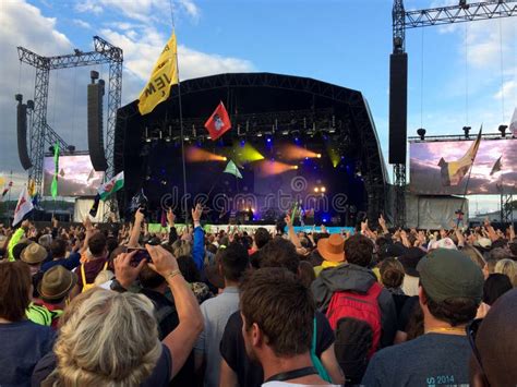 Glastonbury Crowds Editorial Image Image Of Contemporary 97699455