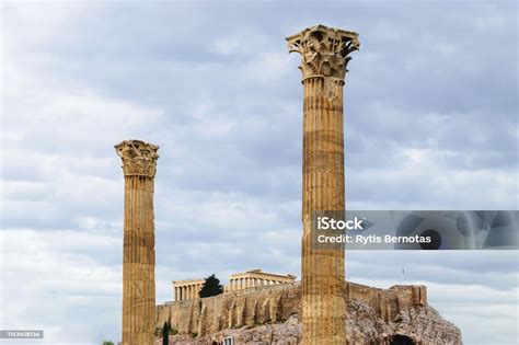 올림피아 제우스 성전의 두 기둥 사이에 있는 아크로폴리스 전망 아테네의 흐린 날씨와 비오는 날 그리스 0명에 대한 스톡 사진 및 기타 이미지 Istock
