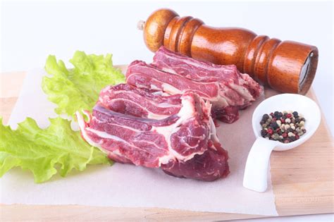 원시 쇠고기 가장자리 상 추 잎 고추 분쇄기 향미료와 나무 책상 위에서 흰색 배경 및 복사 공간에 고립에 요리에 대 한 준비 0