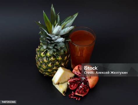 잘 익은 파인애플과 잘 익은 석류 옆에 검은 배경에 과일 주스 한 잔 0명에 대한 스톡 사진 및 기타 이미지 0명 건강한