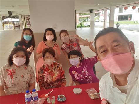 Dr Kow 高祥威博士 丹斯里李深静夫人到深静学校 两个校长， 三个女董事， 加上我， Facebook