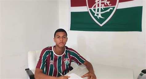 Flu Prorroga Contrato De Esquerdinha — Fluminense Football Club