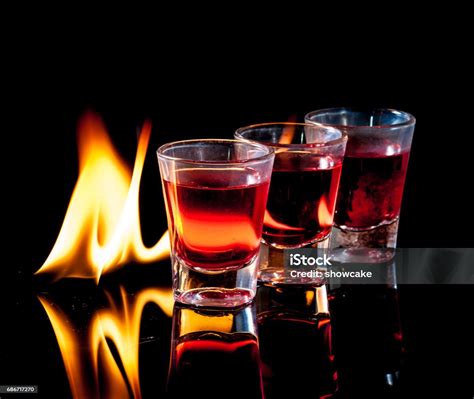 黒い背景にショットグラスで赤いカクテルを燃やす アルコール飲料のストックフォトや画像を多数ご用意 アルコール飲料 ウォッカ