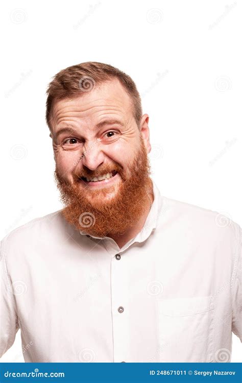 Retrato De Un Joven Gordito Pelirrojo Con Una Camisa Blanca Haciendo Rostros En La C Mara