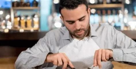 吃西餐时服务员端上一杯柠檬水别再傻傻喝掉了免得闹笑话