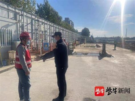 南京栖霞城管开展在建工地规范施工专项检查执法项目车辆