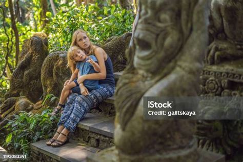 우붓 발리 인도네시아를 발견 하는 소년 관광 어린이 콘셉트와 함께 여행하는 것 고대의에 대한 스톡 사진 및 기타 이미지 고대의 관광 관광객 Istock