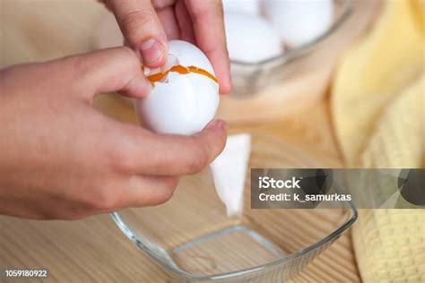 배경에서 여자 손 달걀 흰 자 위 및 노른자위를 분리 하는 달걀을 깨고 달걀 껍질 계란 노른자에 대한 스톡 사진 및 기타 이미지 계란 노른자 단백질 달걀 Istock