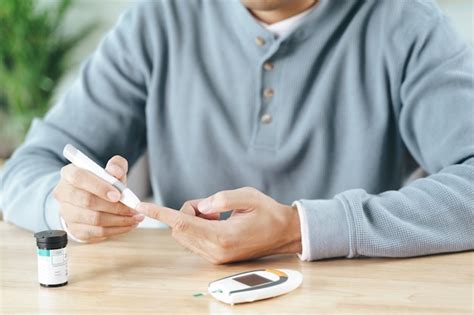 Aziatische Vrouw Die Lancet Op Vinger Gebruikt Voor Het Controleren Van