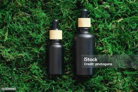 이끼 배경에 검은 색 드롭퍼 병 모형 플랫 레이 상단 보기 허브 화장품 천연 유기농 미용 제품 에센셜 오일 포장 디자인 0명에 대한 스톡 사진 및 기타 이미지 Istock