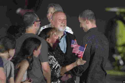 Обійми та емоції воззєднання з родинами після обміну увязнених між Росією та США фотогалерея