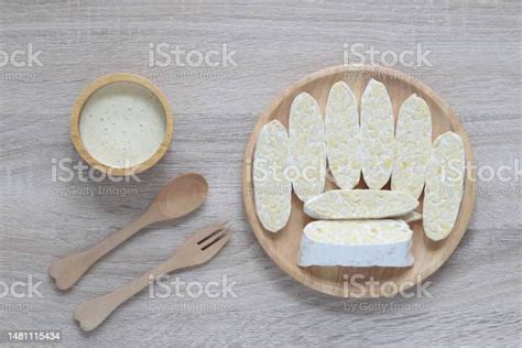 원시 템페 병아리콩 템페와 나무 배경의 그릇에 담긴 샐러드 드레싱의 상위 뷰 건강한 식생활 개념 병아리 콩에 대한 스톡 사진 및