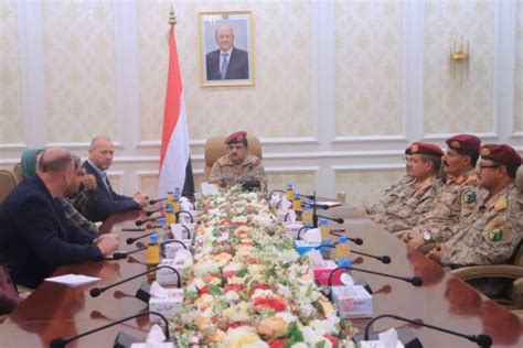 وزير الدفاع يناقش مع وفد أمني بريطاني تهديد أذرع إيران لممر الملاحة