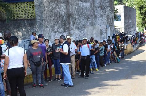 Unos 1 000 Migrantes Llegaron A Las Oficinas De Comar En Busca De