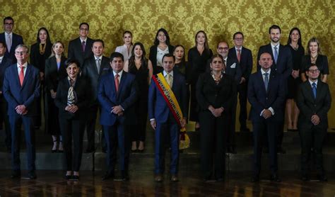 El Presidente De Ecuador Posa En Foto Oficial Con Su Gabinete Y Sin Su