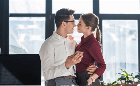 社内恋愛はバレやすい！？その理由や上手に隠す方法とは ヴィオーラ
