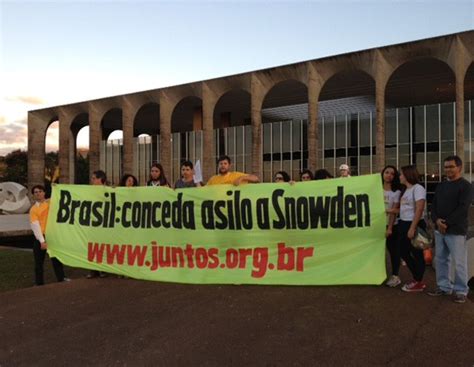 G1 Grupo Faz Ato Para Pedir A Governo Que Dê Asilo A Ex Agente Da Cia