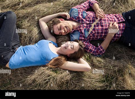 Giovane Coppia Prato Immagini E Fotografie Stock Ad Alta Risoluzione Alamy