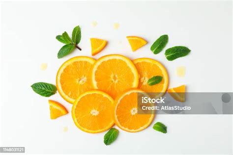 화이트 배경 평면도에 오렌지 조각과 민트와 구성 감귤 류 0명에 대한 스톡 사진 및 기타 이미지 0명 과일 구도 Istock