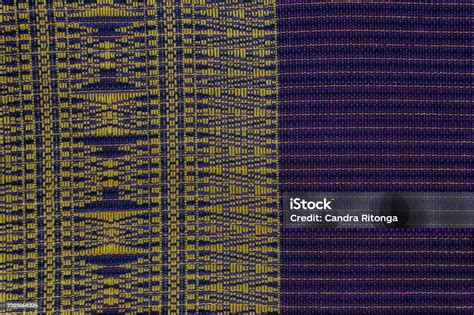 금색과 보라색의 대조적인 기하학적 패턴이 특징인 생동감 넘치는 직물입니다 이 디자인은 전통적인 직조 기술과 풍부한 색상 팔레트를 보여줍니다 0명에 대한 스톡 사진 및 기타