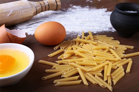 펜 네 파스타 볼로냐 스파게티 요리 계란 밀가루 소금 등 재료 파스타의 배경에 대 한 준비 요리 개념입니다 건조한에 대한 스톡 사진 및 기타 이미지 Istock