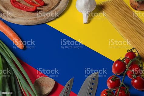 신선한 야채와 칼 개념 나무 테이블에 콜롬비아 플래그 배경 테마를 준비와 요리 개념 0명에 대한 스톡 사진 및 기타 이미지
