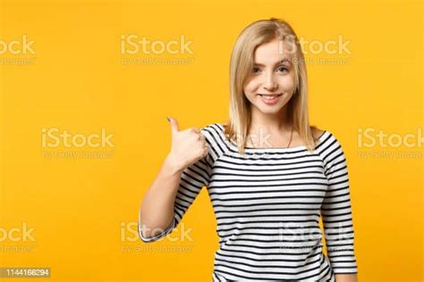 아름 다운 웃는 젊은 금발 여자는 밝은 노란색 오렌지 벽 배경에 고립 된 카메라를 찾고 스튜디오 초상화 사람들은 진심으로 감정 라이프 스타일 개념입니다 복사 공간을 모의