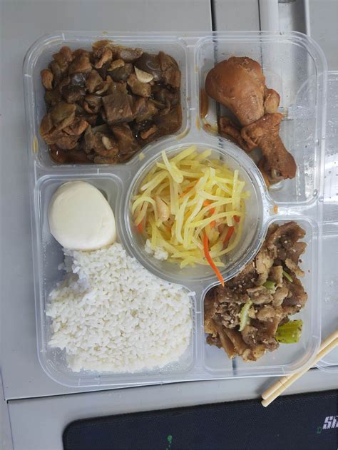 学校盒饭15元是不是亏了 芷 兰 是草莓呀 弹琴吧