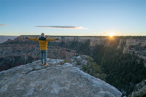 남자는 삶과 자연의 팔을 뻗어 젊은이하이킹과 미국 여행을 즐기는 협곡 의 상단에 서 25 29세에 대한 스톡 사진 및 기타 이미지 25 29세 경관 경외감 Istock