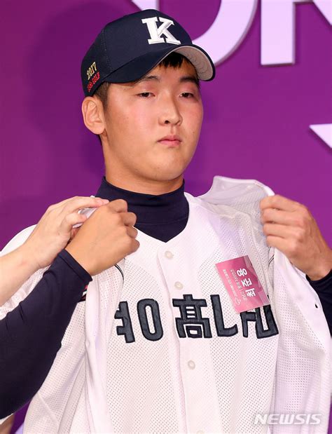 유니폼 입는 롯데 최준용