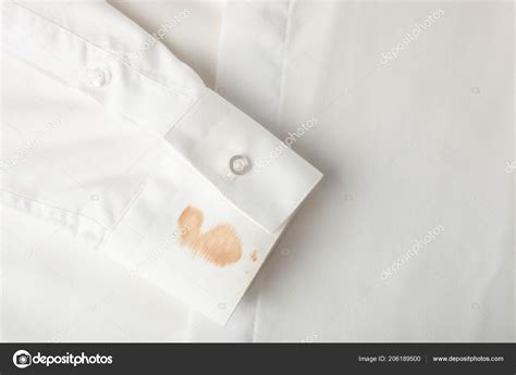 Желтые точки на одежде в шкафу 93 фото