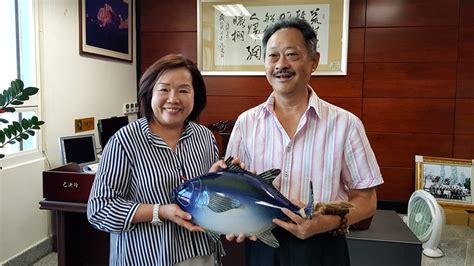 【記者譚杰、趙奇濤／頭城報導】 宜蘭縣前頭城鎮長陳秀暖，接任頭城區漁會總幹事之後，其座位後方的牆面一直空著，書法大師陳玨霖（海容居士）贈送了一