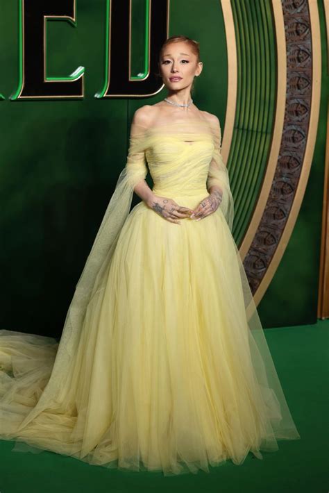 Ariana Grande Rinde Homenaje A Glinda Con Look Amarillo En Londres ¡hola