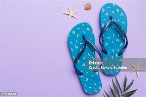 컬러 배경에 플립 플롭과 조개가있는 평평한 누워 구성 텍스트 위쪽 보기를 위한 공간 0명에 대한 스톡 사진 및 기타 이미지