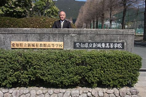 初の入学式を前に新城有教館高の表札 全国郷土紙連合