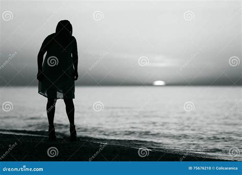 Siluetta Di Una Signora Che Cammina Sulla Spiaggia Fotografia Stock