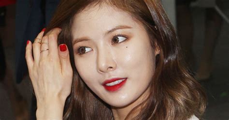 포토엔 현아 매력적인 눈 밑 점
