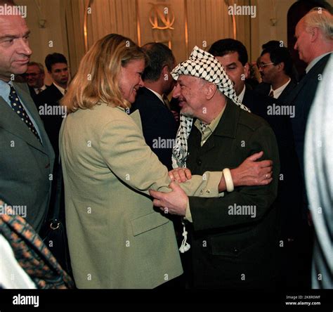 Lise aserud ntb embraces political meetings families hi-res stock photography and images - Alamy