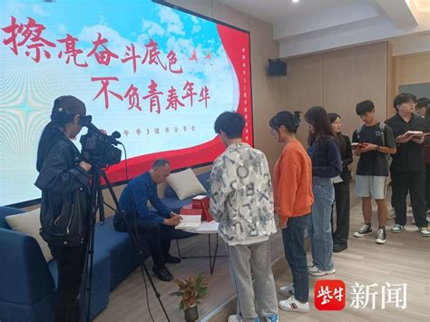 江南枫正红，校园溢书香 ——作家徐统存走进高校与师生分享长篇小说《年华》青年作品学子