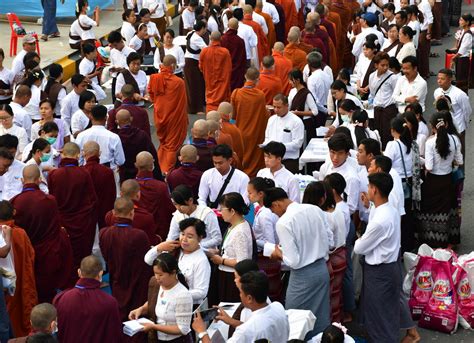 မန္တလေးမြို့ လေးပြင်လေးရပ်မှ သံဃာတော် ၁ဝ၂၆၈ ပါးအား ဆွမ်း၊ ဆွမ်းဟင်း၊ လှူဖွယ်ပစ္စည်းများနှင့