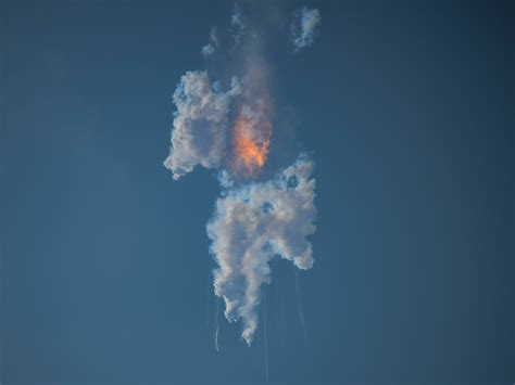 Spacexs Massive Rocket Starship Explodes 4 Minutes After Liftoff