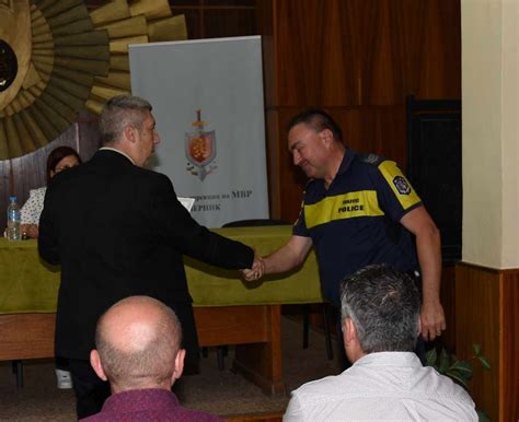 Кои полицаи от Перник бяха наградени за заслуги навръх професионалния им празник