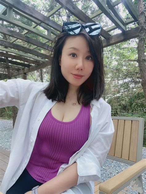35戴骚的姨妈💫 On Twitter 姨妈我今天在公园里，突然想上厕所，女厕满了，第一次进了男厕所方便。蹲下尿尿的时候，因为刺激感