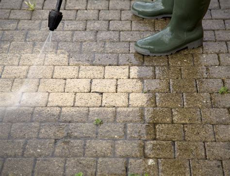 Jak umyć kostkę brukową Materiały budowlane