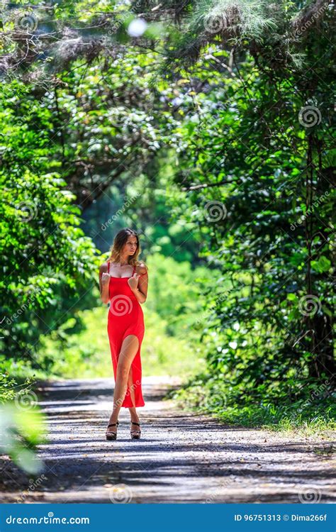 Jovem Mulher Que Levanta Na Estrada Tropical Imagem De Stock Imagem