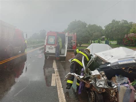 Carro fica destruído após batida carreta na BR 265 motorista ficou