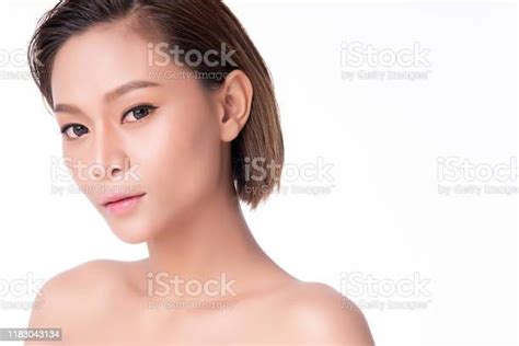 깨끗 한 신선한 피부와 아름 다운 젊은 아시아 여자입니다 얼굴 관리 얼굴 치료 행복과 쾌활한 흰색 배경 뷰티 및 화장품 컨셉에
