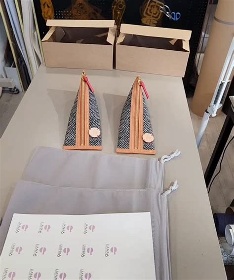 리아나6아뜰리에리아나6가죽공예리아나6가죽공방잠실가죽공방 ️트라이 해리스트위드 펜케이스 ️ 삼각구조로 좀더 심플하고 세련된 형태로 만든 펜케이스입니다😊 동그란형태의