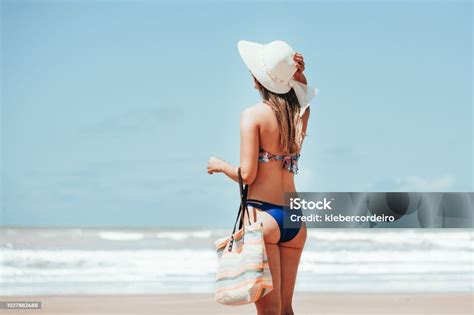 Stripy 가방 및 열 대 해변에서 밀 짚 모자를 가진 여자의 후면 모습 가방에 대한 스톡 사진 및 기타 이미지 가방 계절 관광 Istock