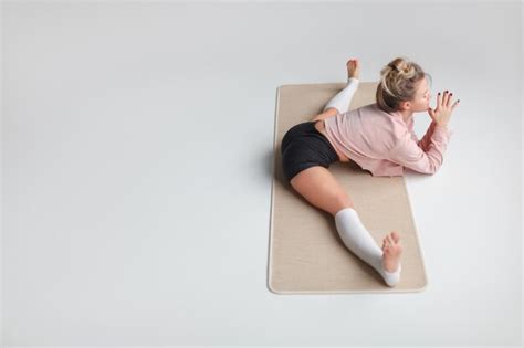 Premium Photo Young Female Doing Side Splits